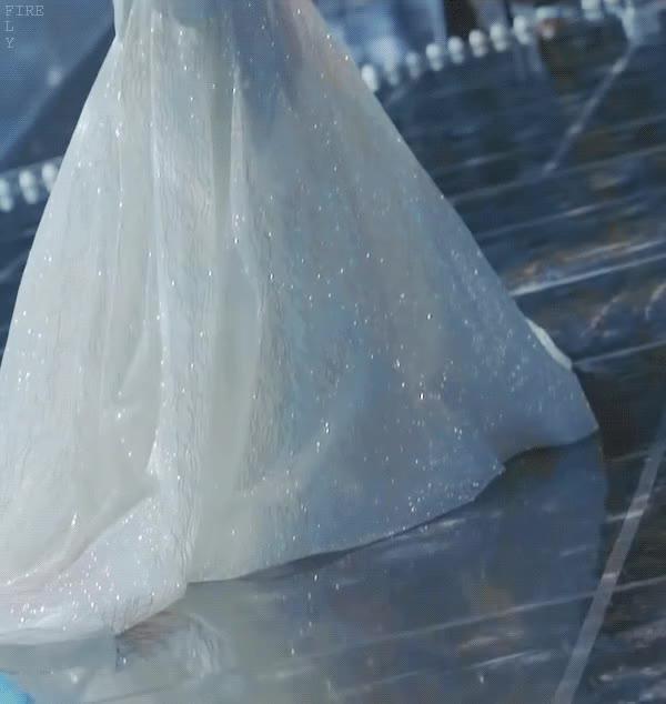 아이유 화이트 드레스