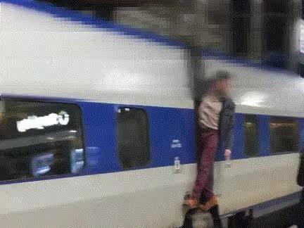영상) 시속 300키로 KTX에 매달린 사람 ㄷㄷㄷㄷㄷ
