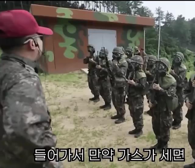 ROTC 여군 화생방 훈련.gif
