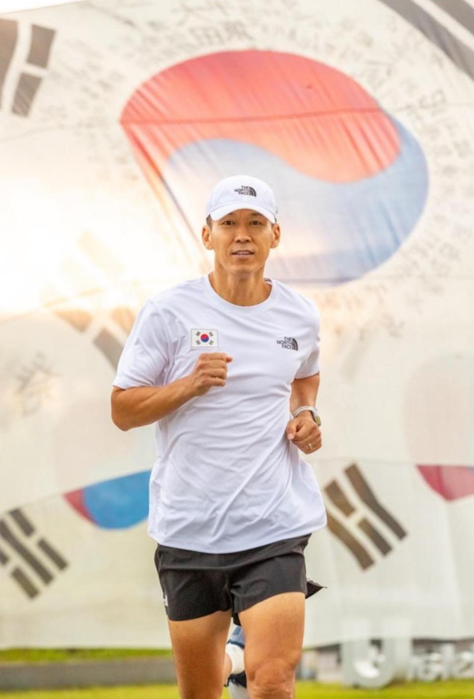 션, 투혼으로 광복절 81.5km 완주 23억 기부